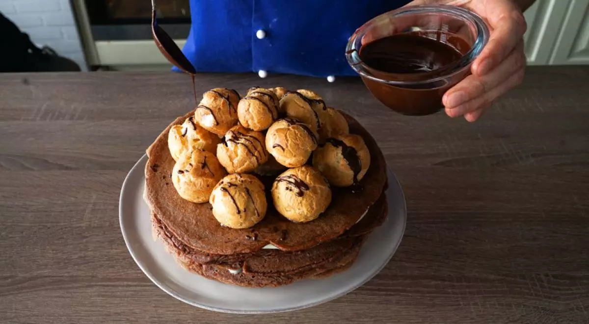 Een pannenkoekencake met cottage kaascrème, verf chocoladetaart