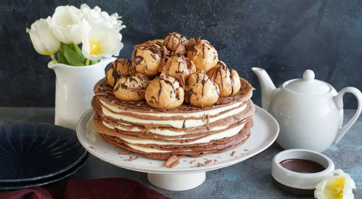 Een pannenkoekencake met cottage kaascrème