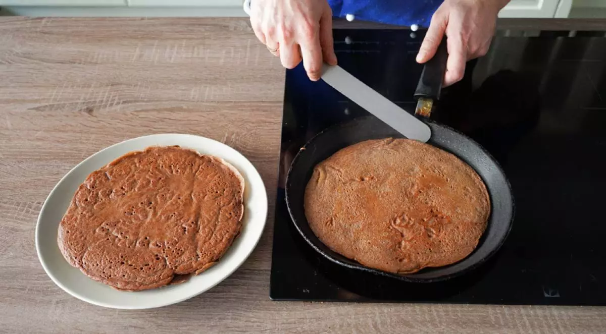 Een pannenkoekencake met cottage kaascrème, bak pannenkoeken