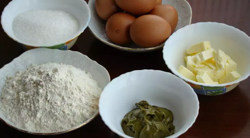 Forbered alle ingrediensene for Pistachio-jordbærkake