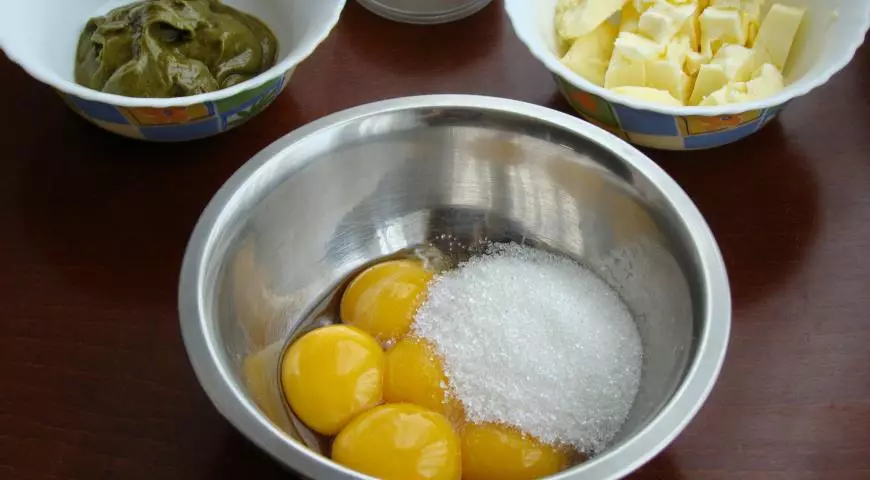 சர்க்கரை கொண்ட yolks.