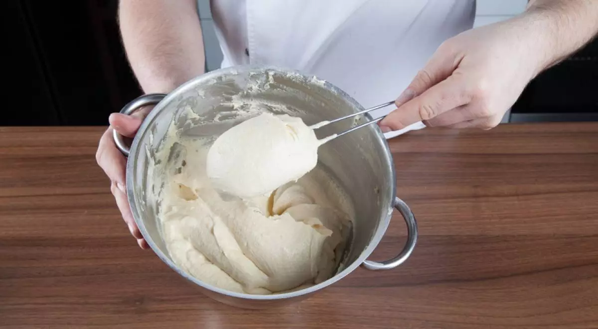 Kue pelangi, tuangkan krim dan campur