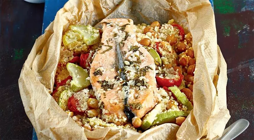 Salmon me Couscous në pergamenë, recetë hap pas hapi me foto