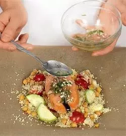 Photo of the preparation of the recipe: Salmon with couscous in parchment, step number 3