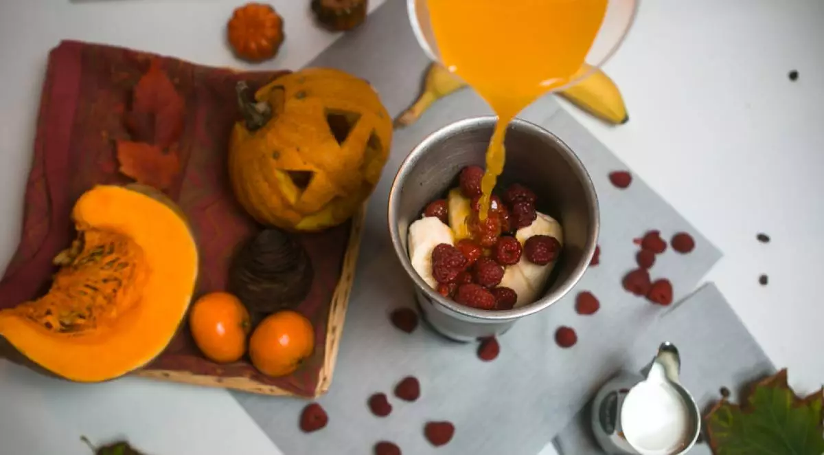 Mix in a blender banana, puree pumpkin, raspberry and ice