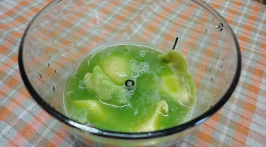 Frullato con avocado, macinare un frullatore