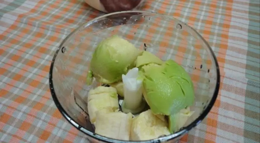 Frullato con avocado, schiacciamento nel frullatore