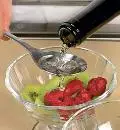 Stock Foto Cooking Recipe: Ice Cream na may Raspberries at Kiwi, Step Number 2