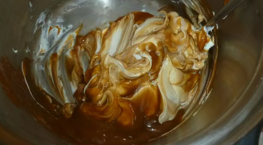 Make Cream z Mascarpone, kondenzované mléko, zakysanou smetanou a práškového cukru