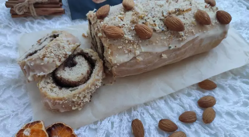 Rolo de levadura con canela e almendra 3