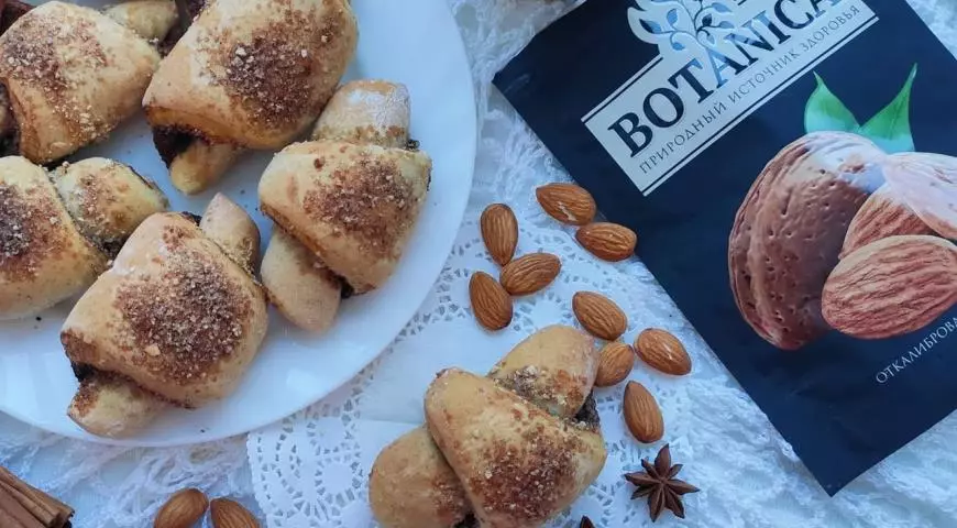 Cinnamon and almond horns