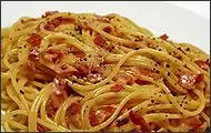 Готвење шпагети carbonara.