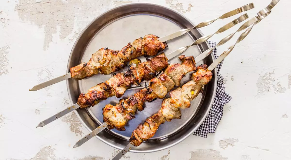 Foto de stock Receta de cocina: Kebab de cerdo con vinagre de vino, paso número 3