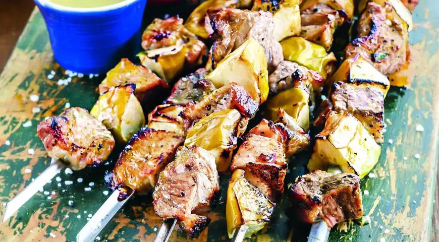 Ang resipe sa Stock Foto Cooking: Skewer sa mga blades sa baboy nga adunay mga mansanas, lakang nga numero 6