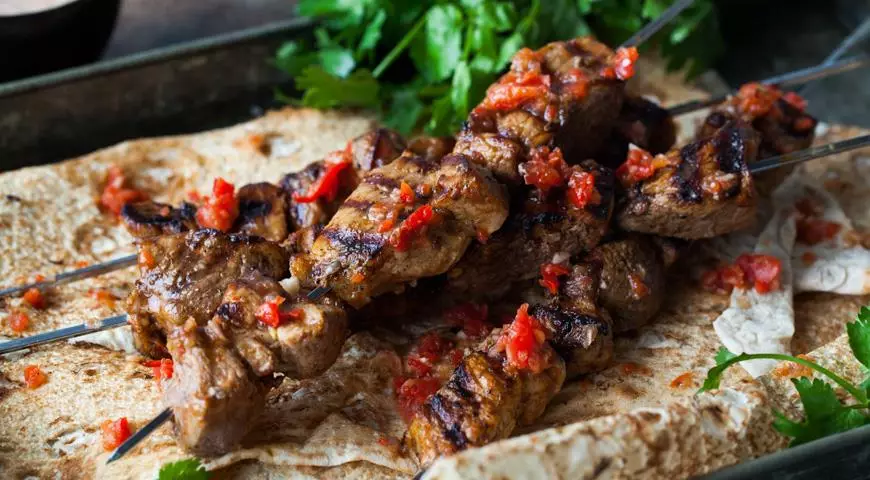 红色猪肉kebab.