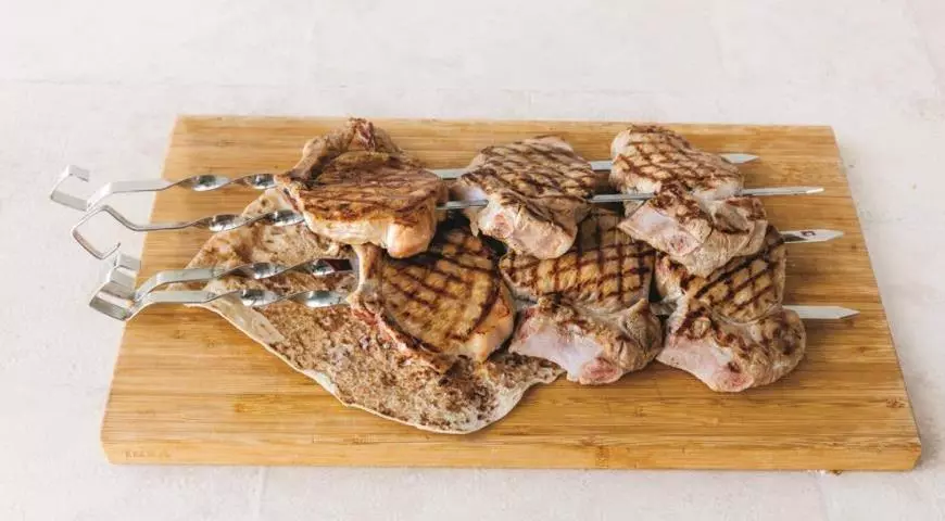 Carne di maiale su carboni