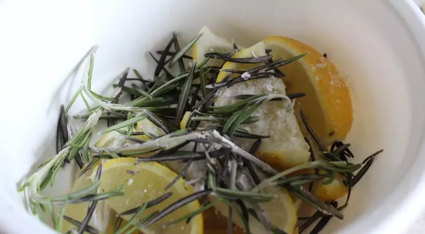 Magdagdag ng rosemary para sa marinades sa lemon slices.