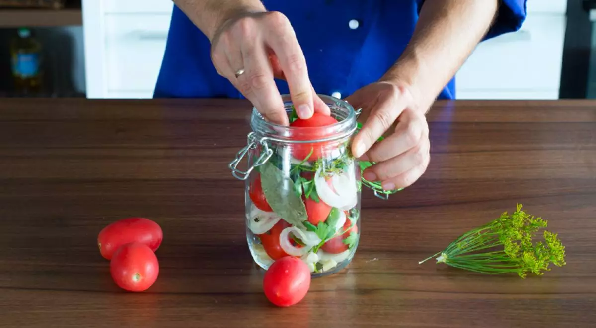 Paradajky v želé, dal ingrediencie do nádoby