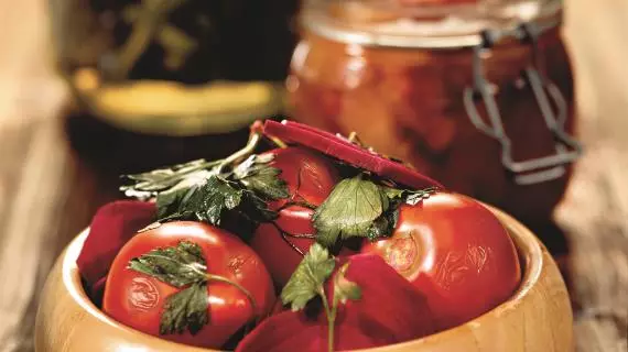 Tomaten met bieten voor de winter, stapsgewijs recept met foto's