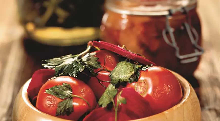 Tomaten mit Rüben für den Winter