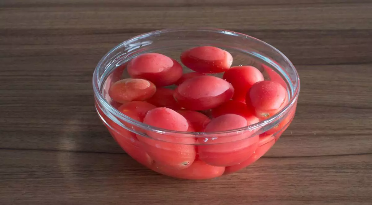 Tomaten mit Rüben für den Winter, gießen Sie die Tomaten mit kochendem Wasser