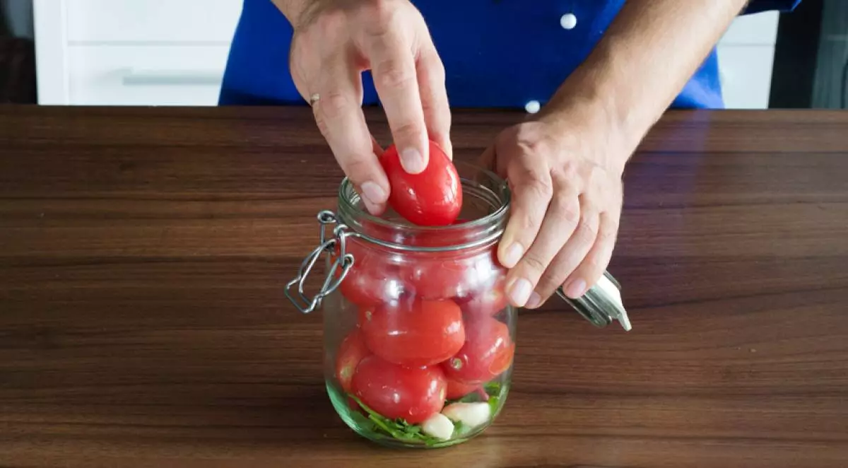 Tomaten mit Rüben für den Winter, Setzen Sie Tomaten in das Glas