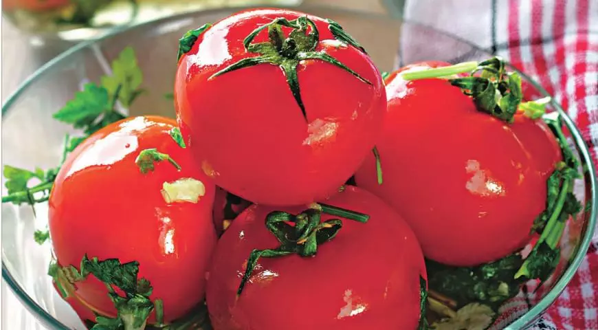 Tomatoes muối cho mùa đông, công thức từng bước với hình ảnh