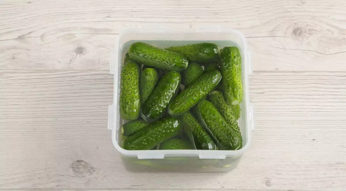 Lightweight cucumbers with garlic, isa cucumbers mumota