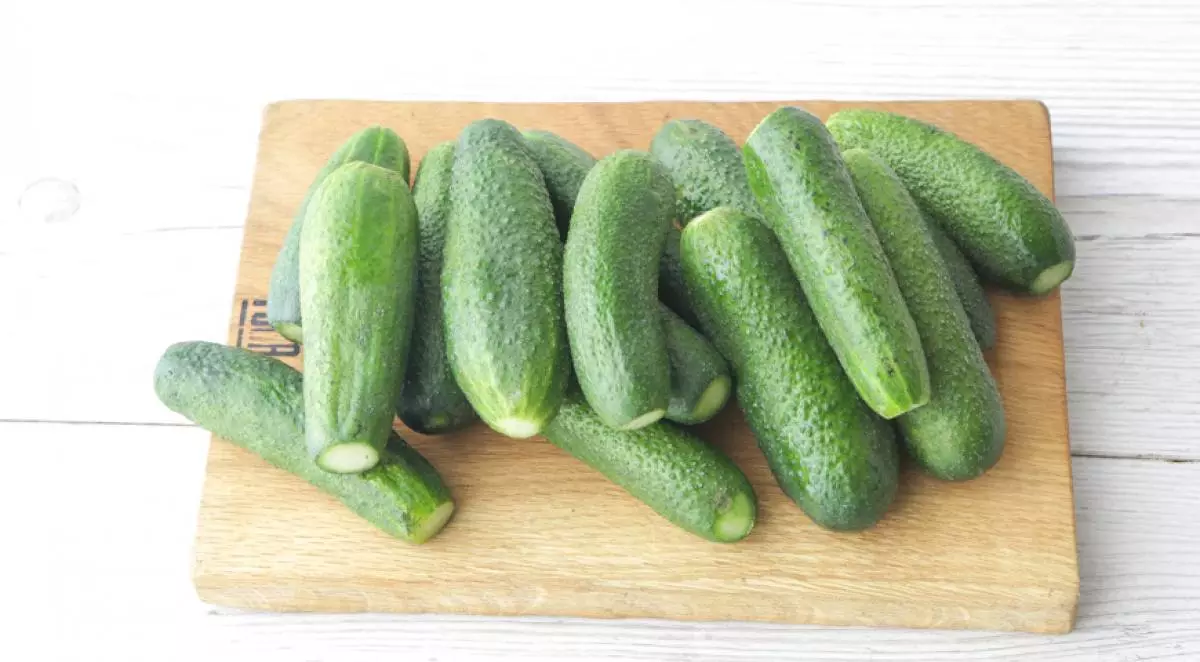 Concombres malsmoss dans une casserole, Tele Cucumbers