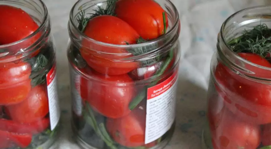 Pimentão e tomates colocados em bancos