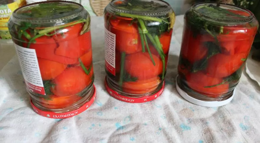 Tomates marinados com pimenta doce estão prontos