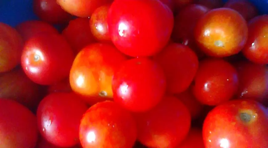 Preparar los tomates para cocinar.