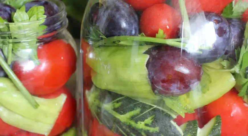 In banca metti verdure preparate, verdure e prugne