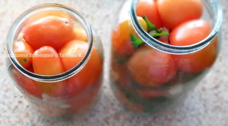 N'ime akụ na-adịghị ọcha, anyị na-etinye tomato na oge