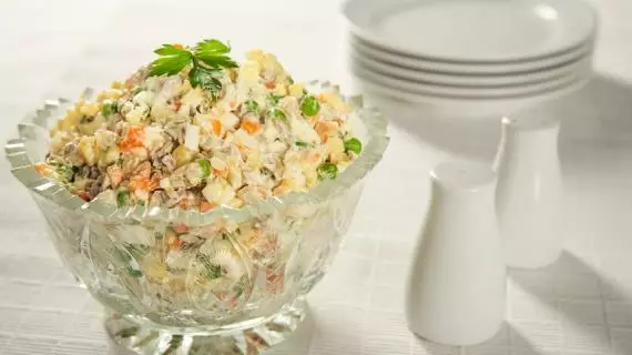 Salad ibukota Klasik, resep langkah demi langkah dengan foto