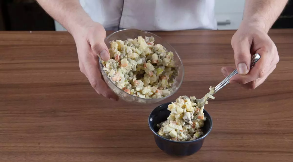 Salad klasik Classic, tambah mayonis dan layari dalam mangkuk salad