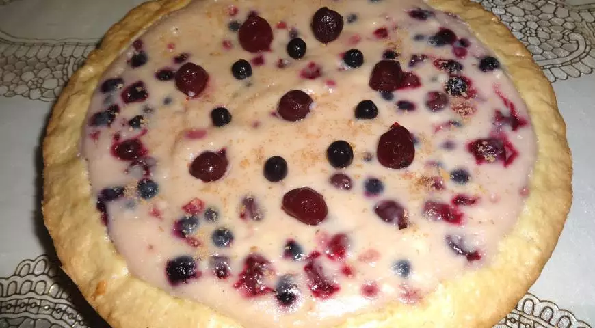 Foto vun der Virbereedung vun engem Rezept: Pie mat Beeren an Uebst an Sauer Creme suffle, Schrëtt Nummer 9