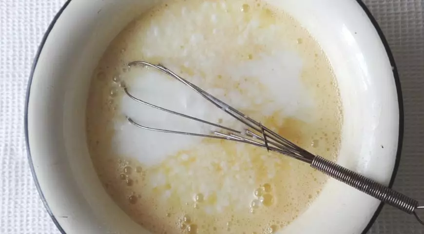 Foto de stock Receita de cocción: torta con bayas e froitas en souffloy crema agria, paso número 1