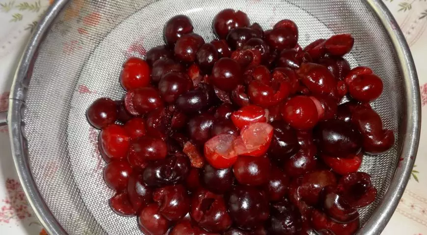 Foto de stock Receita de cocción: Pie con bagas e froitas en souffloy de crema agria, paso número 5