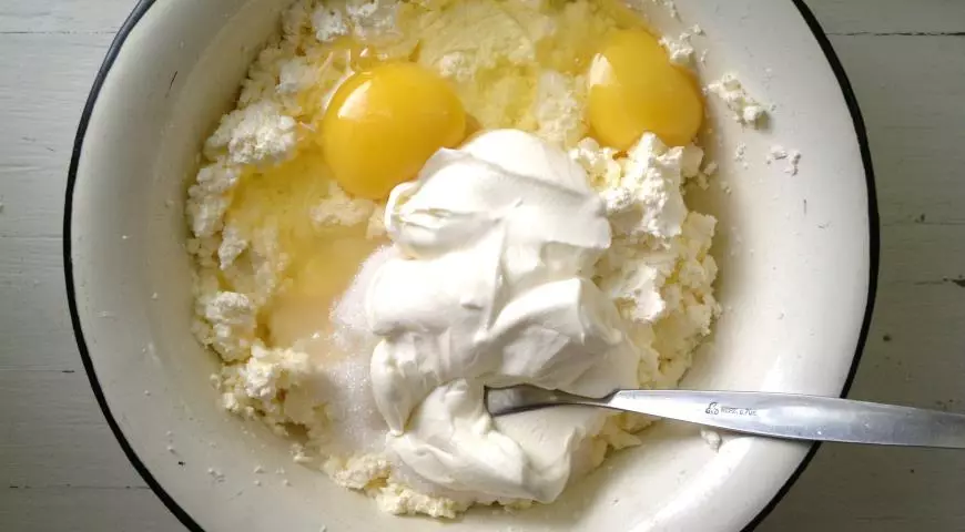 Foto vun der Virbereedung vum Rezept: Pie mat Beeren an Uebst a Sauer Crème sauffen, Schrëtt Nummer 7