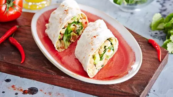 Tortille rouleaux avec salade de haricots et avocat, recette pas à pas avec photos