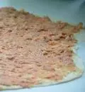 Bir doldurma yapıp lavash tarafından yağladığız, sonra ruloyu açarız