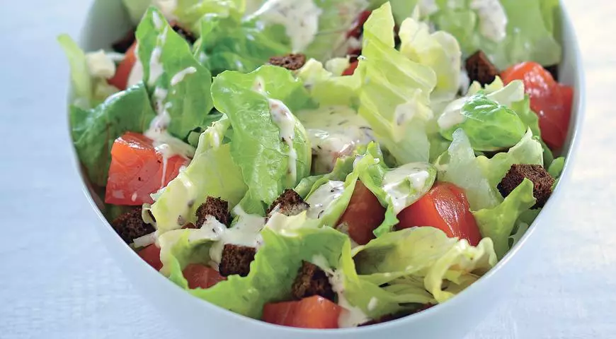 Salat von Lachs mit niedrigem Kopf mit Roggencracker