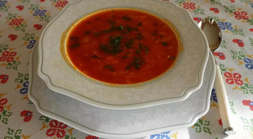 Preparando sopa magra com chucrute e feijão branco