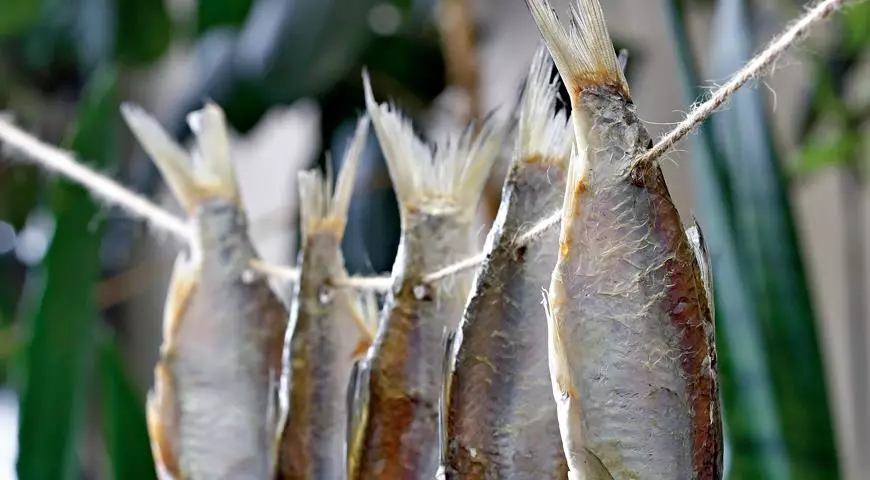 乾燥した小柄な魚：生まれ、刈り取り、柱、写真とステップバイステップのレシピ