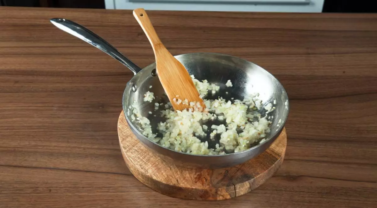 Gnocchi fatti in casa, friggere cipolle e aglio