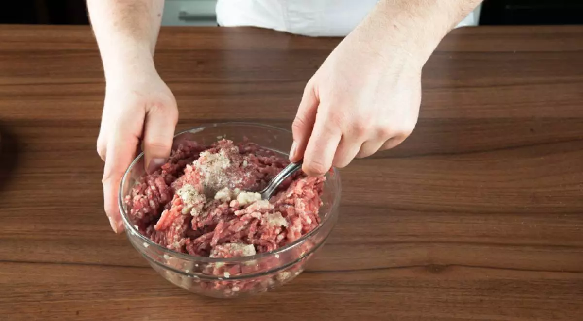 Gnocchi fatti in casa, mescolare tritare e fiocco