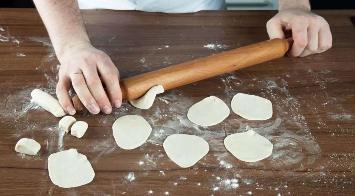 Dumplings տուն, գլորում խմորը