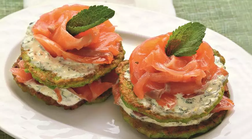 Frittelle di piselli con salmone affumicato