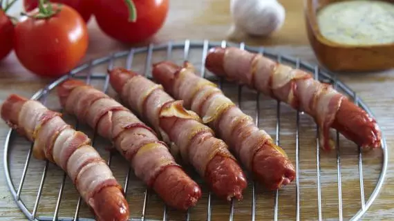 Sausages na anụ ezi na anụ ahụ, mustard na-eme ihe, usoro nzọụkwụ nzọụkwụ na foto